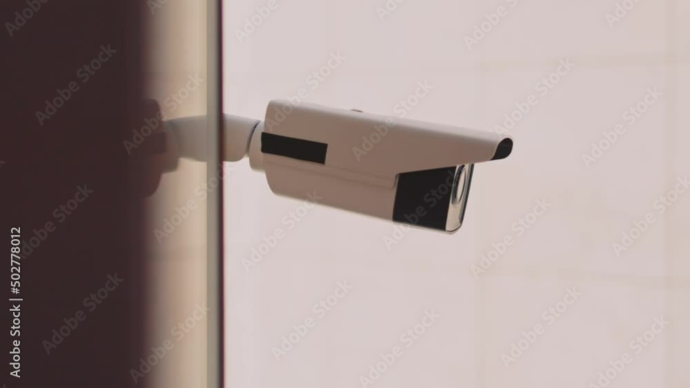 Vidéo Stock Shot of security camera moving recording outside a building ...