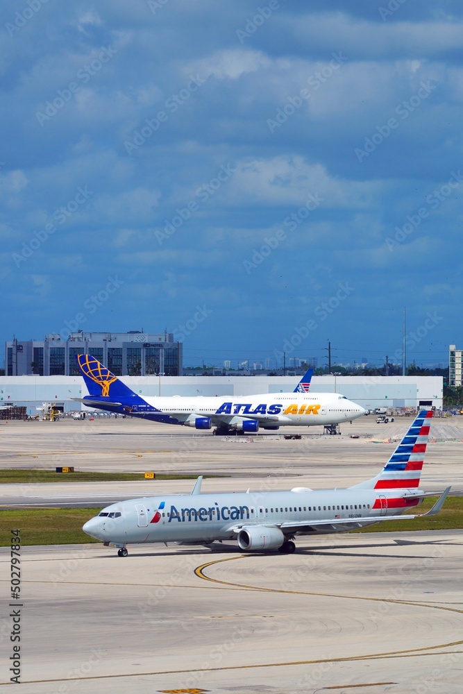 Stockfoto med beskrivningen MIAMI, FL -13 MAR 2022- View of an airplane ...