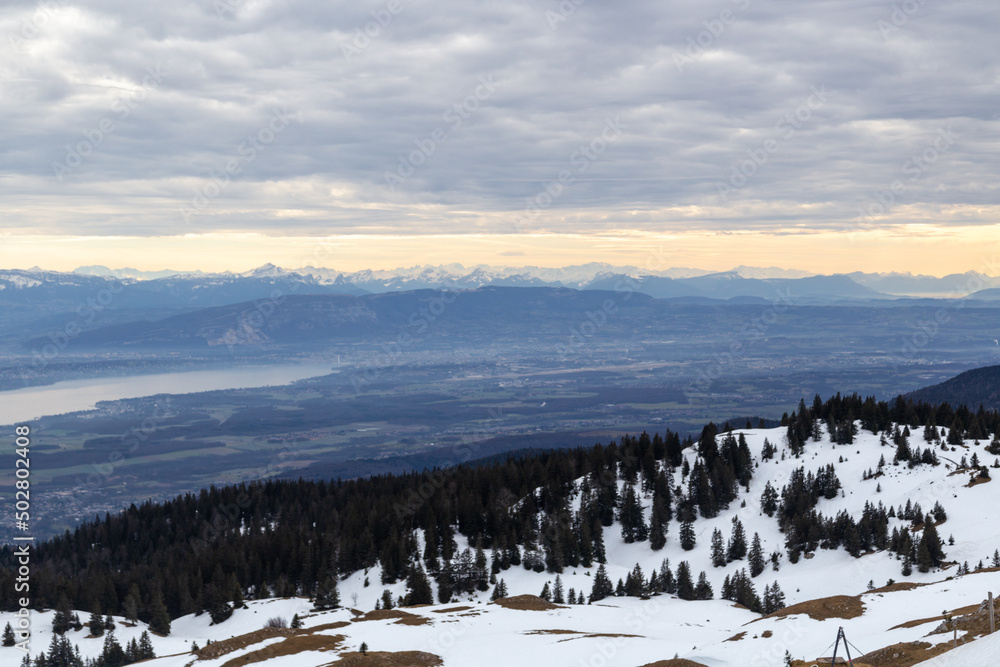 Panorama sur les Alpes, le Mont Blanc et le lac Léman avec Genève ...