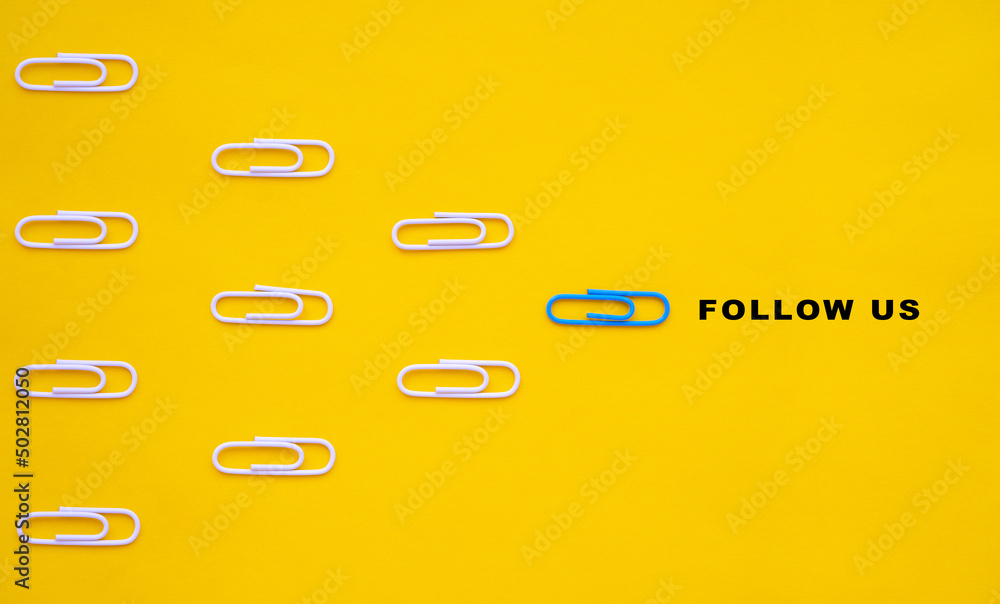 Foto de Blue paperclip leads white paperclips with the follow us ...
