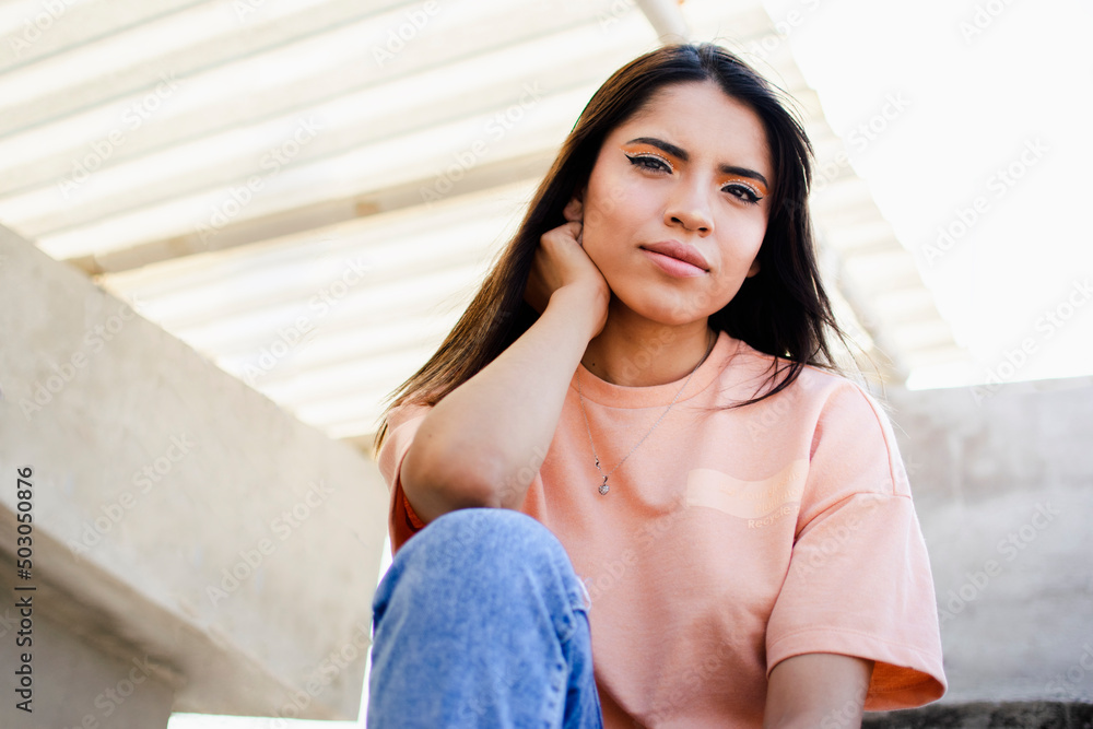 Mujer contenta sentada con el rostro recargado en su mano Stock Photo ...