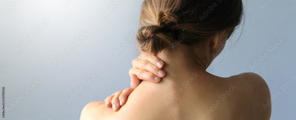 Foto de Neck, trapezoid and shoulders pain. Muscle spasm. Female back ...