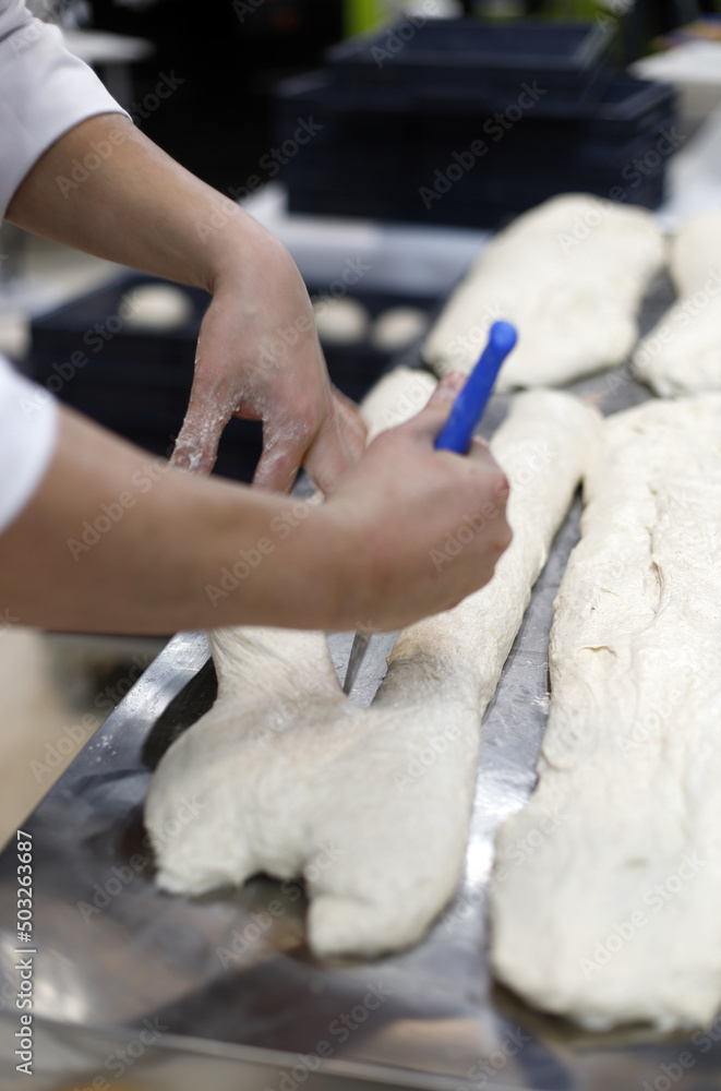 chef cortando masa de pizza para su elaboración Stock Photo | Adobe Stock