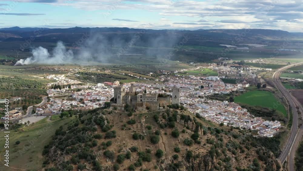 Stockvideon survol du château d'Almodovar Del rio près de Cordoue le ...