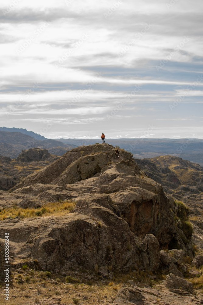 personas encima de una gran roca al final de un viaje de trekking Stock ...
