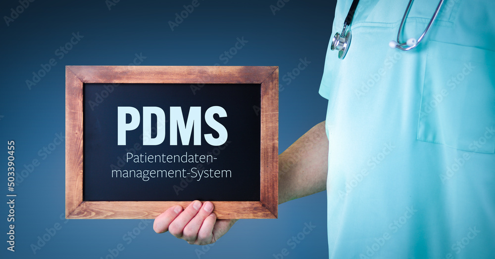 Plakat PDMS (Patientendatenmanagement-System). Arzt zeigt Schild/Tafel ...