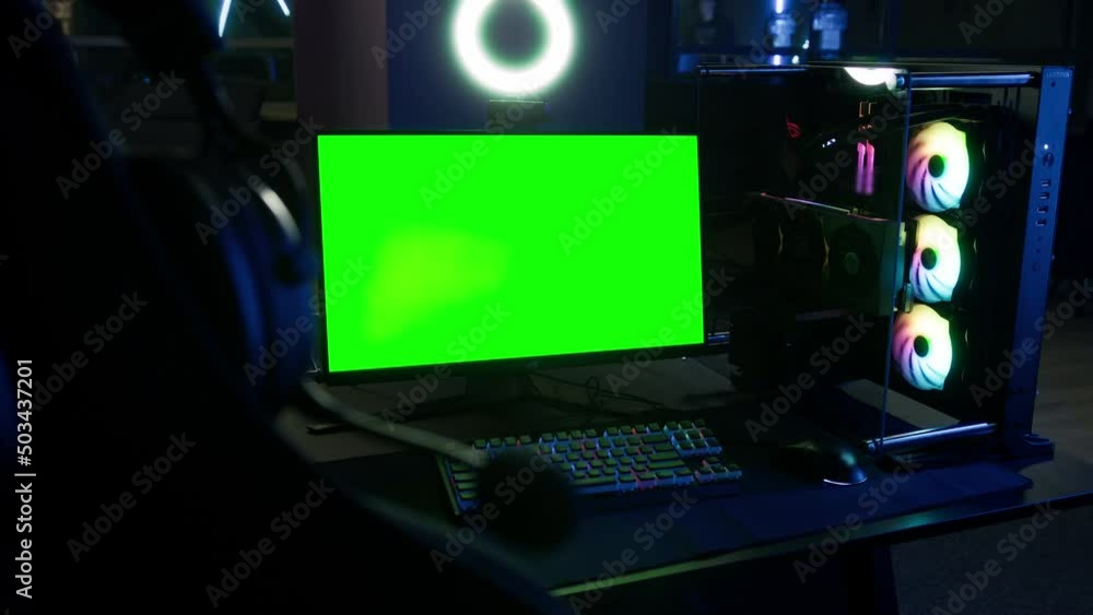 Vidéo Stock Shot of a gaming station. Computer green screen with copy ...