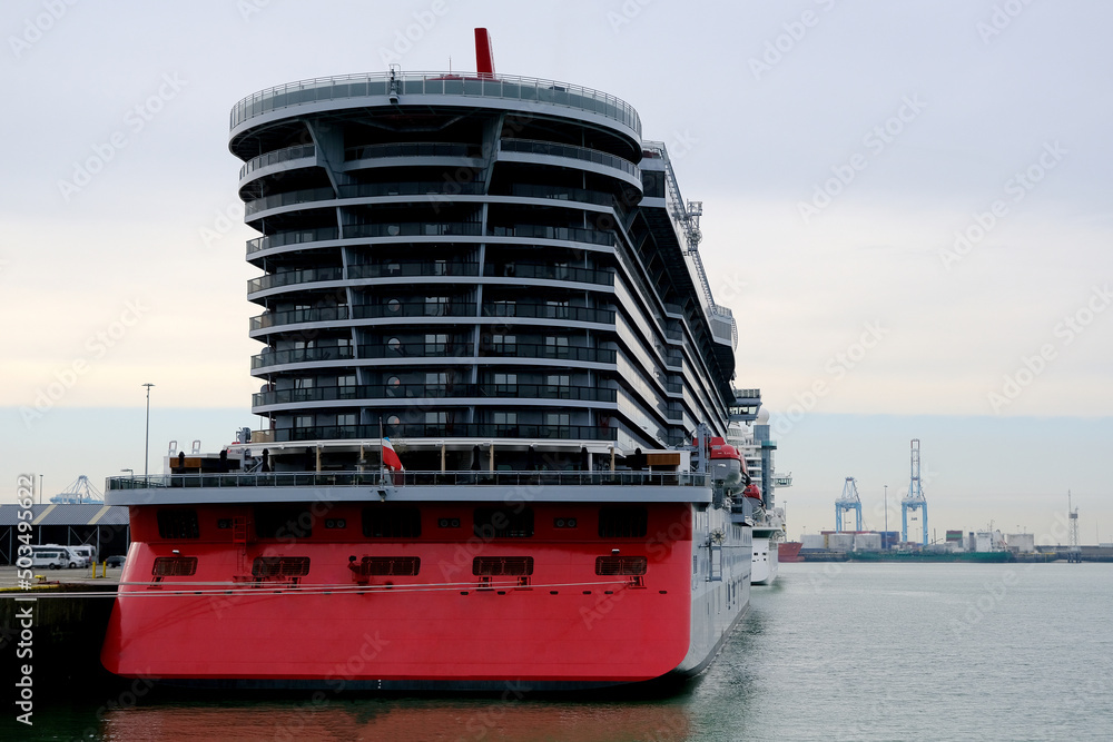 Foto de Cruiseship cruise ship liner Scarlet Lady in port of Zeebrugge ...