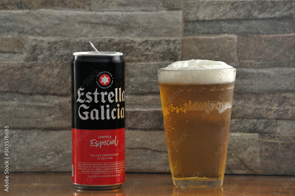 Lata de cerveja espanhola da marca, aberta com copo com a cerveja ...