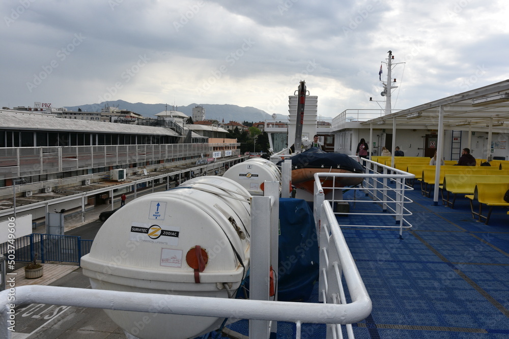 Morski prom pasażerski i samochodowy w porcie w Splicie, statek ...