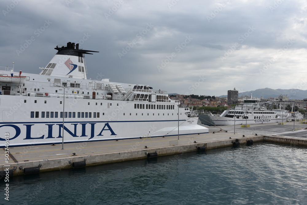 Morski prom pasażerski i samochodowy w porcie w Splicie, statek ...