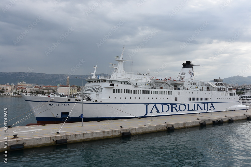 Morski prom pasażerski i samochodowy w porcie w Splicie, statek ...