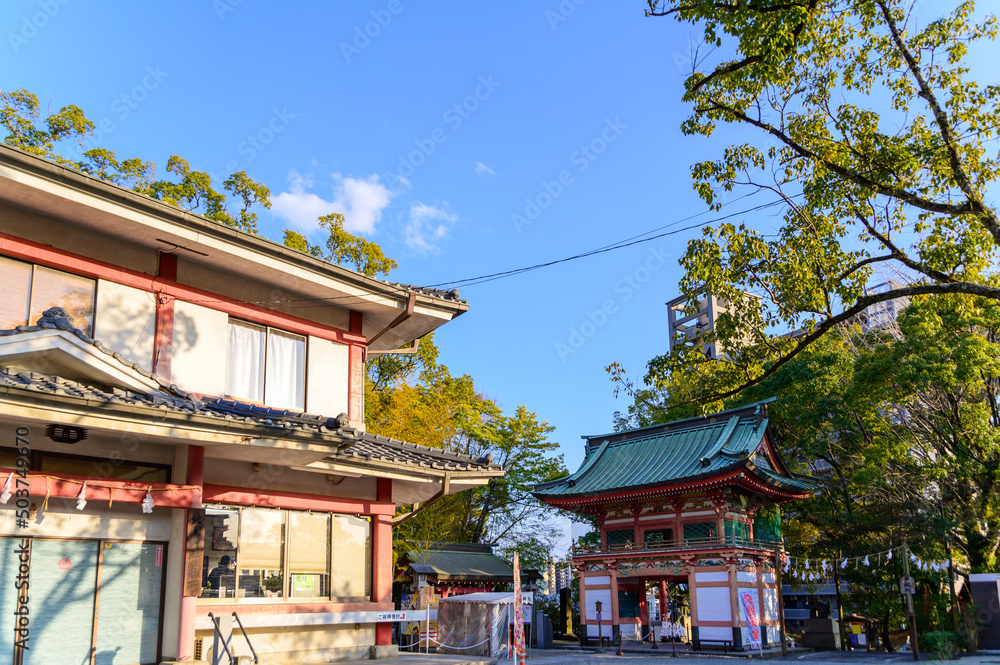 神社の「社務所（しゃむしょ）随神門(ずいしんもん)」画像(観光地)北岡神社 Image of the shrine's "Shamusho ...