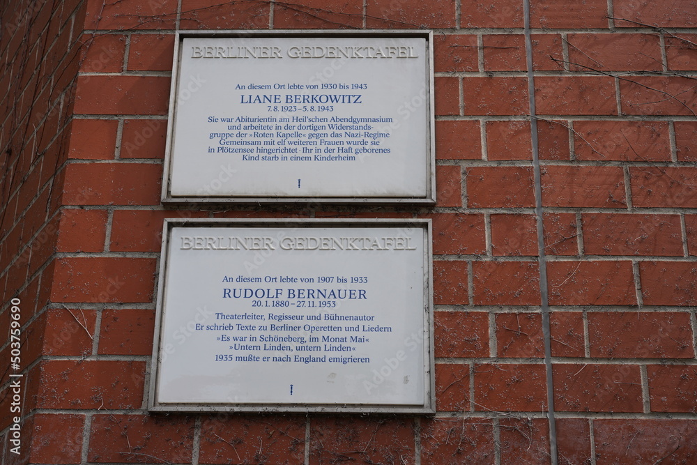 Berliner Gedenktafeln von Liane Berkowitz und Rudolf Bernauer, mit dem ...