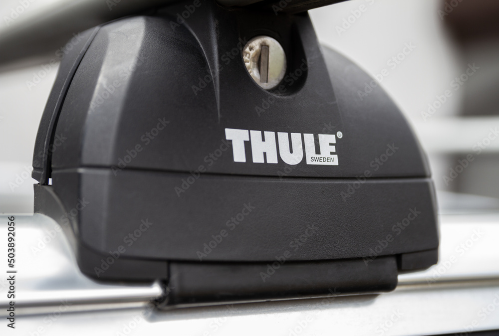 Foto de Thule roof rack system, bars mounted on top of a car rooftop on ...