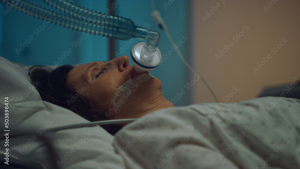 Pulse oximeter hand in hospital closeup. Aged female lying with oxygen ...