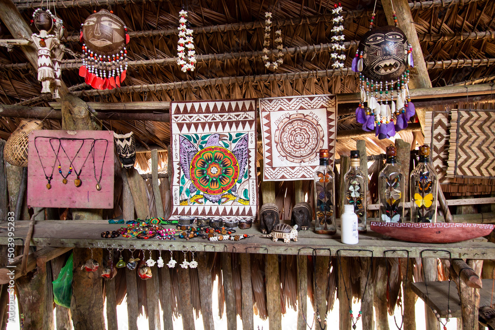 Souvenirs hechos a manos por una tribu aborigen de la selva del Perú ...