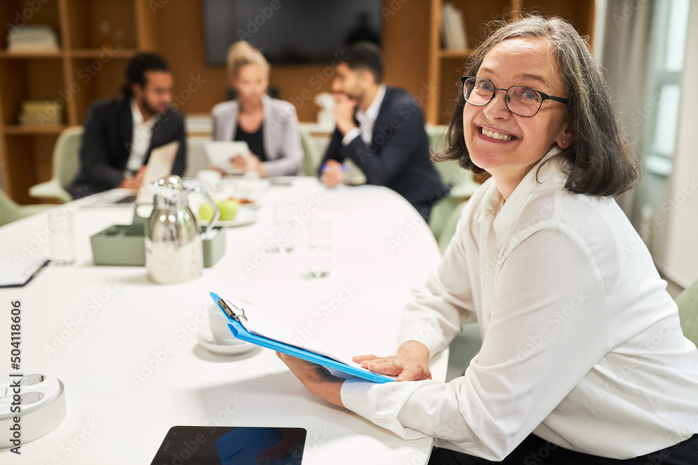 Zufriedene Business Frau als Chefin oder Geschäftsführerin Stock Photo ...