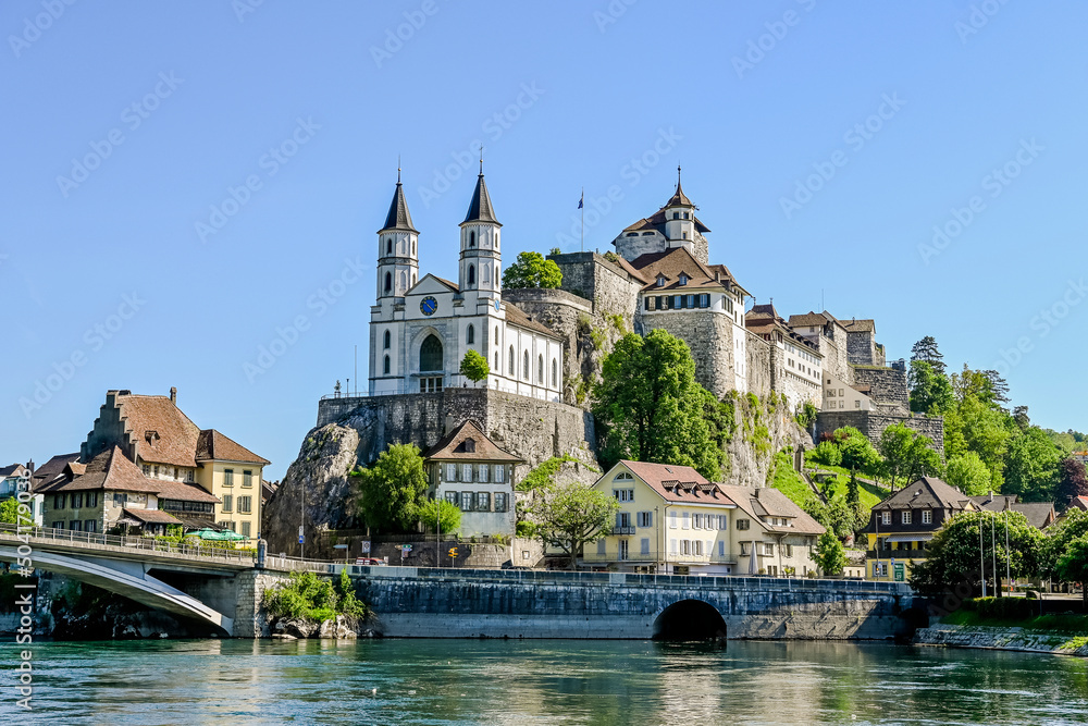 Aarburg, Kirche, Festung, Aare, Fluss, Altstadt, Altstadthäuser, Flussufer, Uferweg, Brücke ...