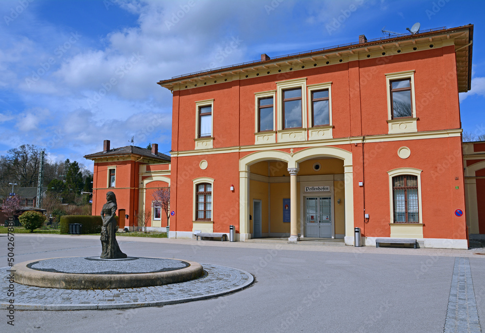 Der Bahnhof von Possenhofen bei Starnberg mit dem Kaiserin Elisabeth ...