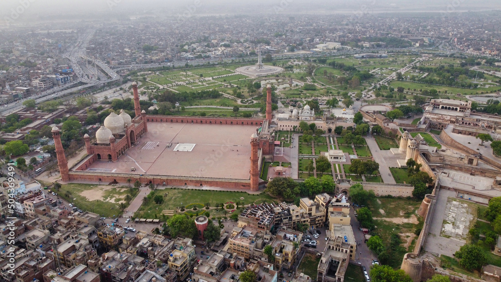 Beautiful and Historical Royal Mosque Badshahi Masjid and Minar-e ...