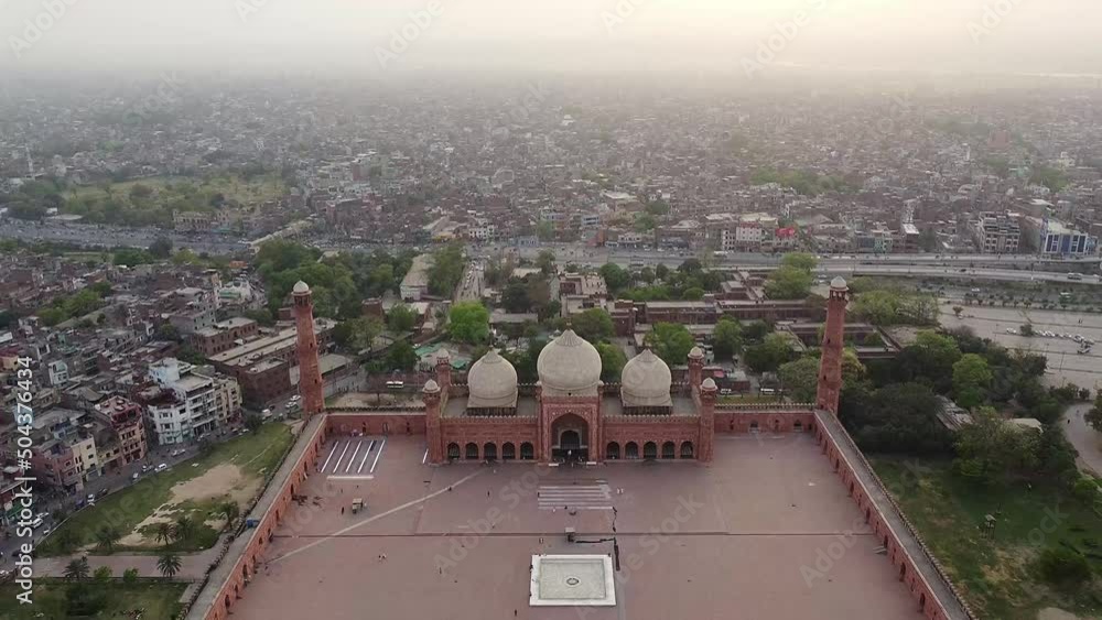 Beautiful and Historical Royal Mosque Badshahi Masjid and Minar-e ...