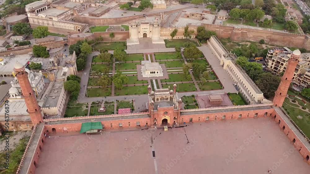Beautiful and Historical Royal Mosque Badshahi Masjid and Minar-e ...