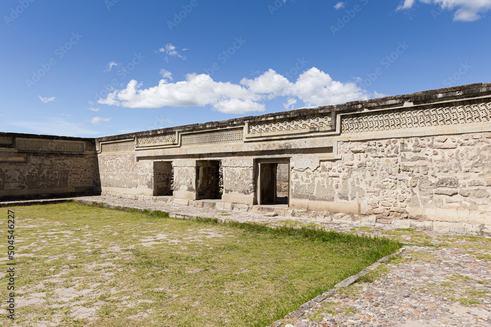 Patio with grass and walls of the archaeological ruins of Mitla Stock ...