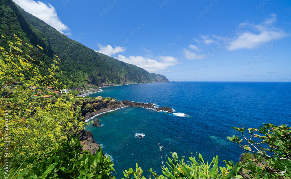Fotka „Praia da laje (praia da Jamaica ) beach with black sand, Seixal ...
