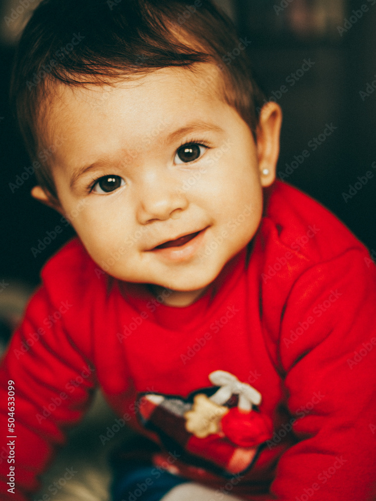 Retrato de bebé de pelo castaño y ojos marrones de etnia español ...
