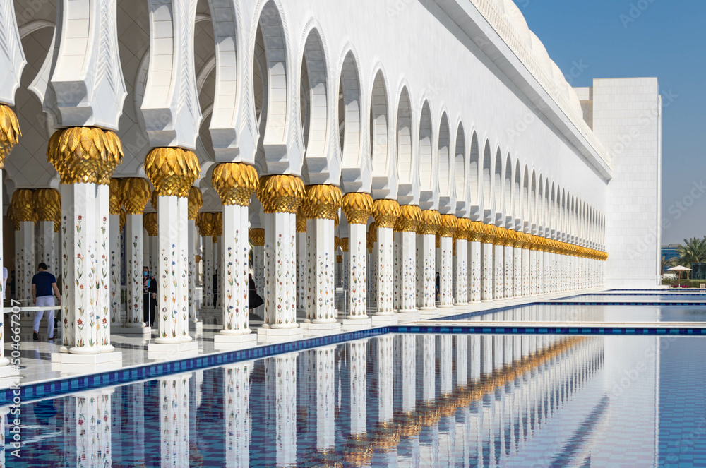 The exterior of Sheikh Zayed Grand Mosque with its columns, side view ...