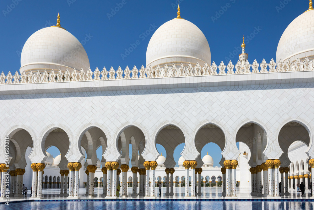 Poster The exterior of Sheikh Zayed Grand Mosque with its columns and ...