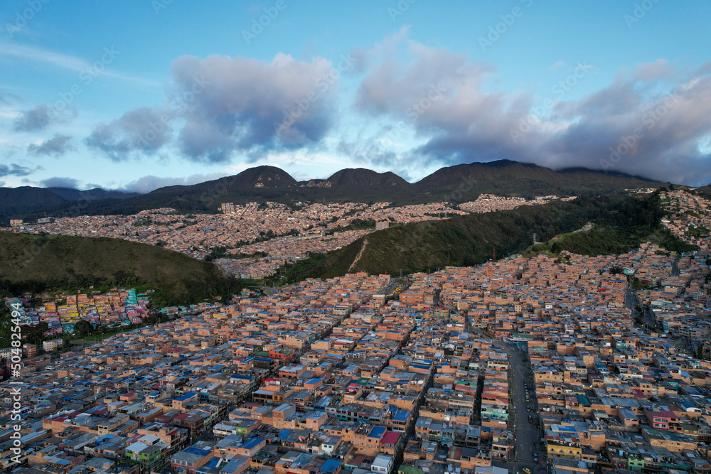 Barrios populares desde el aire de la ciudad de Bogotá, capital de ...