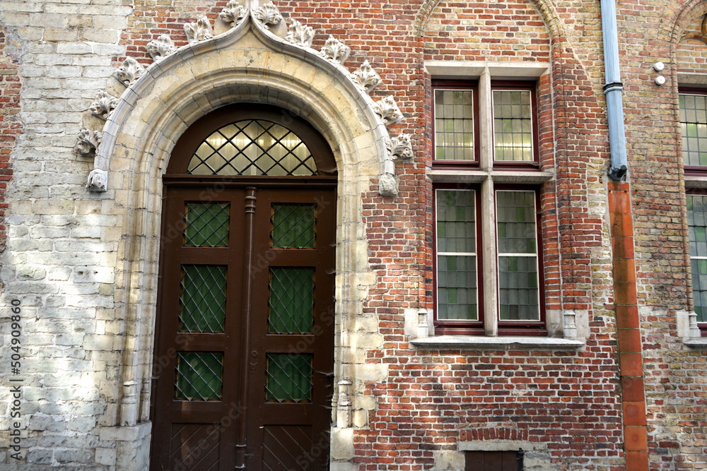 Prachtvoller alter Hauseingang mit Rundbogen und Sprossenfenster in der ...