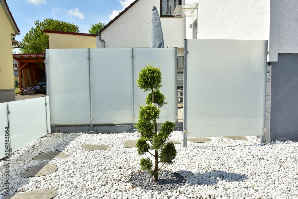 Moderne Vorgartenanlage/Ziergarten als Schotterbeet mit Zierbaum aus ...