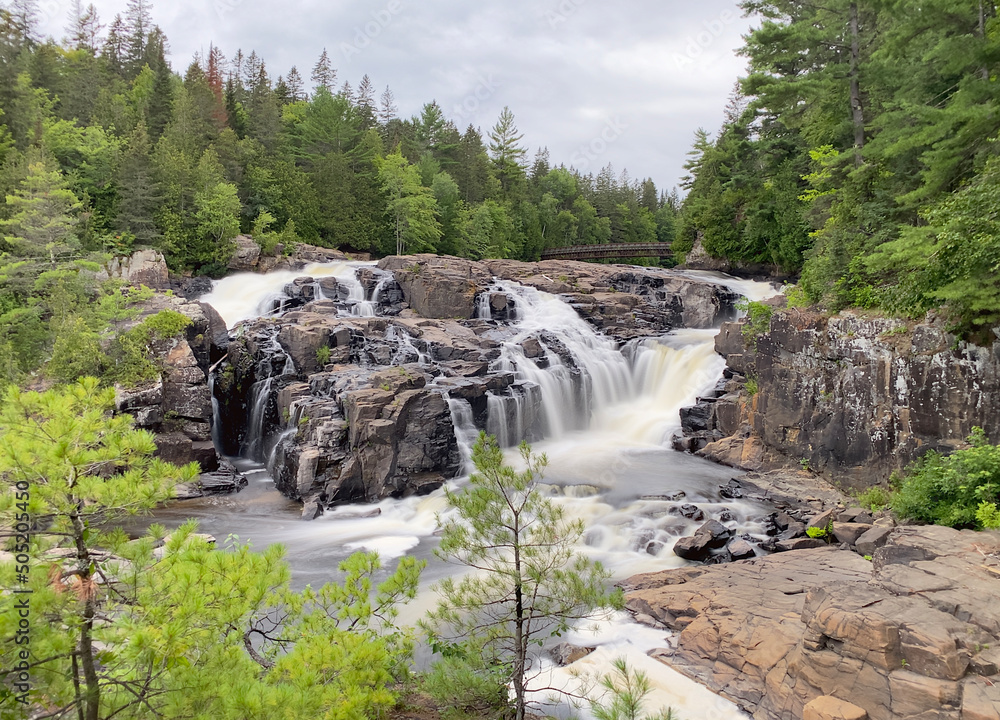 Poster Chutes d'eau à travers un rocher en pleine forêt – Wall Art ...
