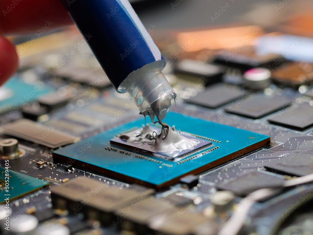 Foto de Thermal compound on on Laptop GPU. Computer literacy repair men ...