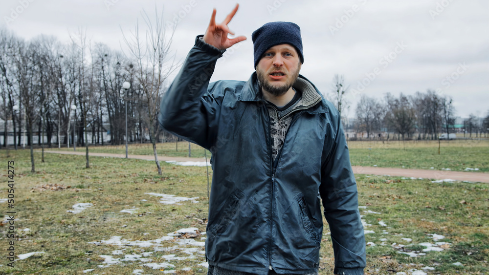 Foto de Angry drunk homeless man cursing, shouting and waving his hands ...