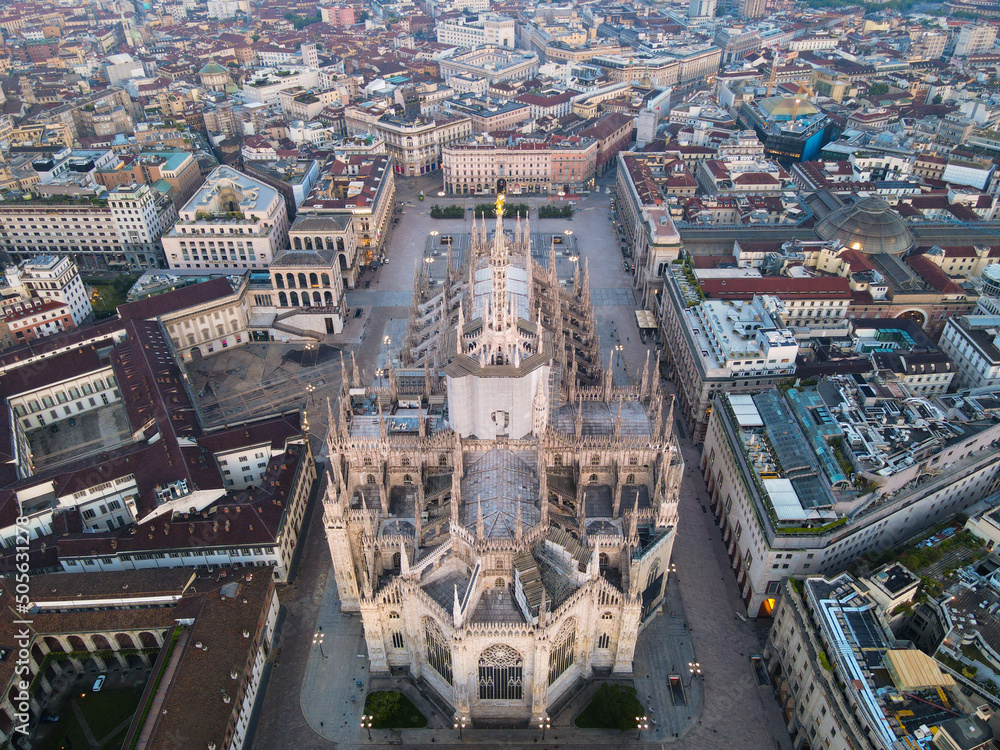 Foto de Aerial view of Duomo di Milano Cathedral in Duomo Square ...