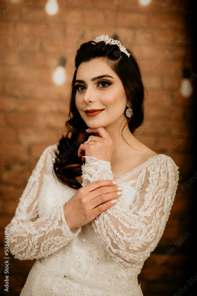 Beautiful bride posing in wedding dress in photo Studio. Beauty ...