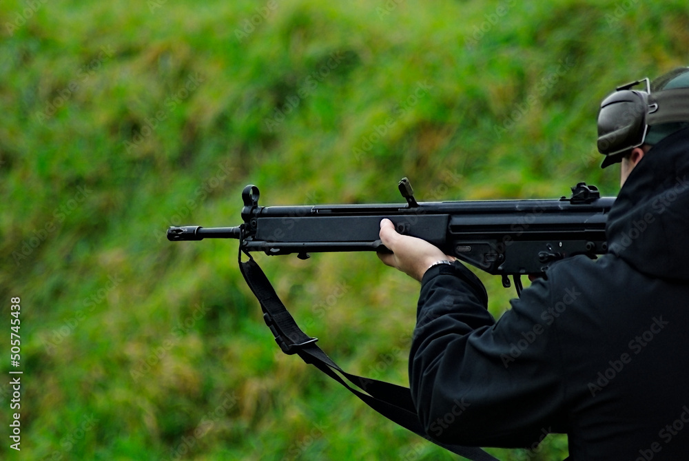 Zawody strzeleckie na strzelnicy , konkurencja strzelanie z karabinu do ...