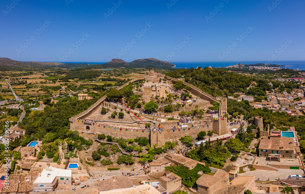 Foto de Mercado de Capdepera, May 2022, Mallorca Aerial Photos Castle ...