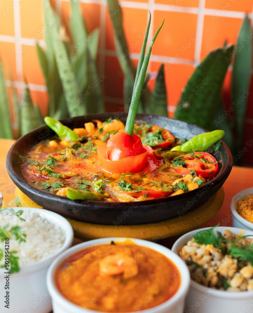 Foto de Shrimp moqueca in a clay pot with tropero beans, white rice ...