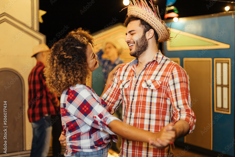 Imagem De Pessoas Dançando Forró - RETOEDU
