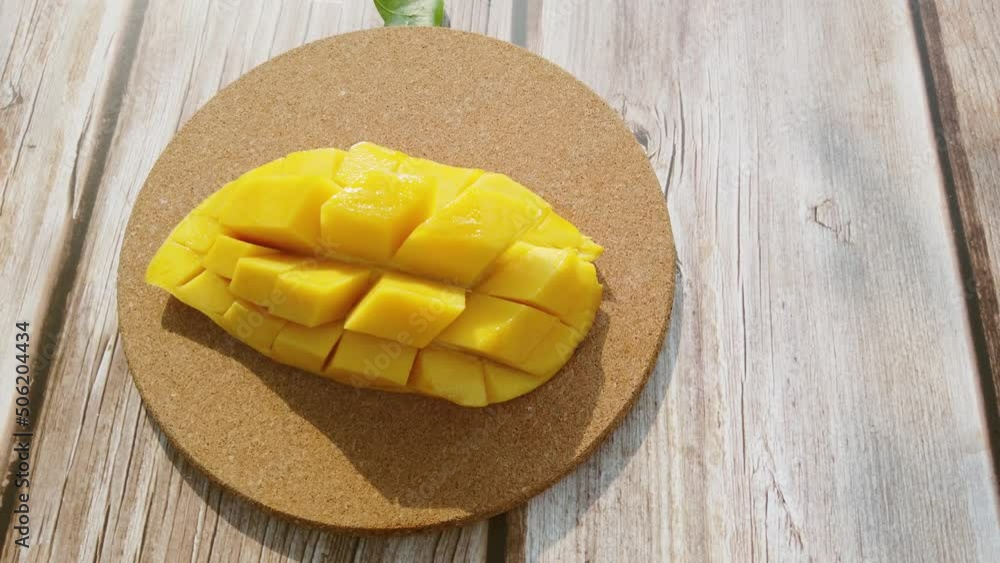 Vidéo Stock Mango tropical fruit and texture yellow color inside ...