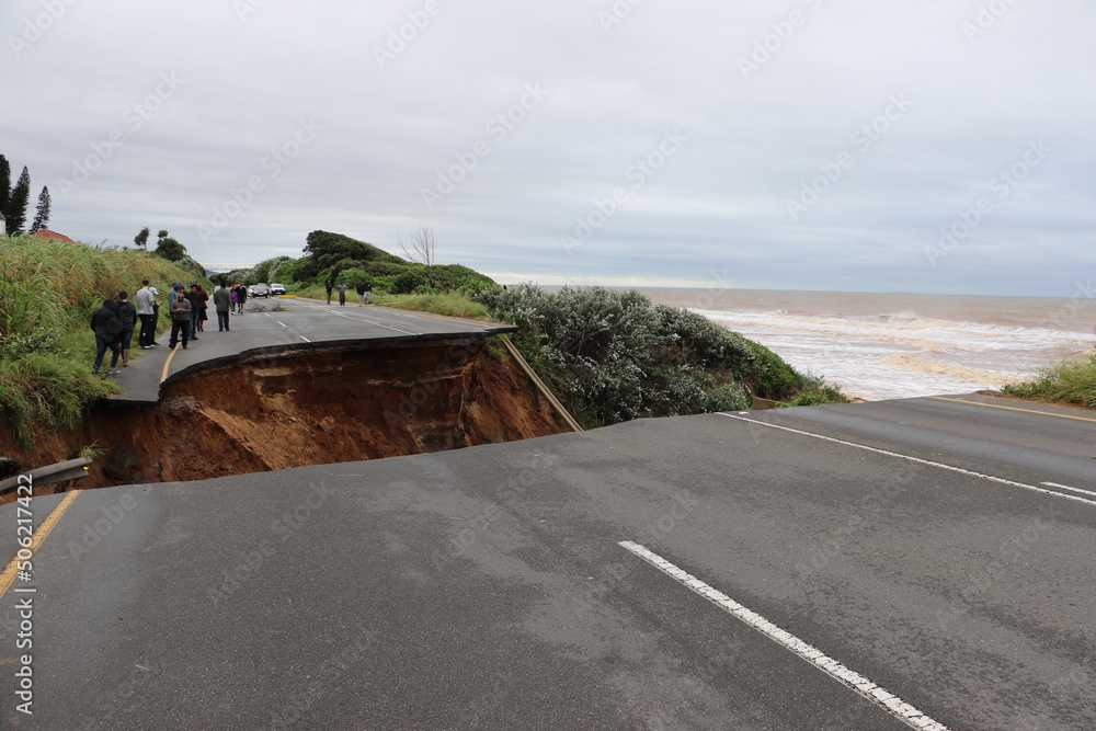 Foto de damage when M4 freeway was washed away in floods in Tongaat ...