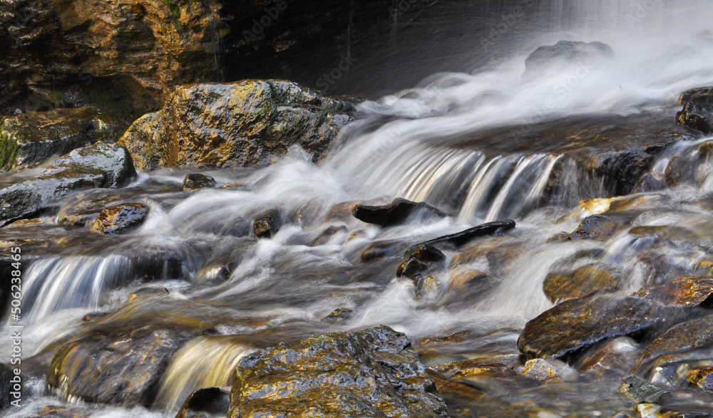 Foto de Under the streams of a mountain river and waterfall and from ...