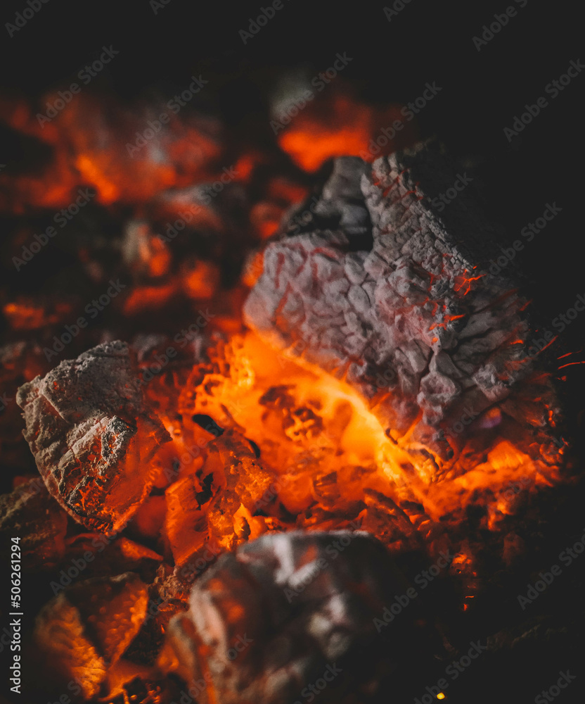 Imagen de brasas ardiendo en una parrilla de restaurante Stock Photo ...