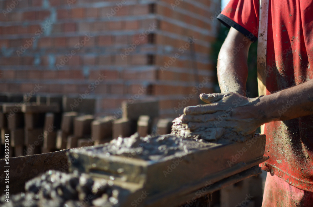 Ladrillo artesanal de barro cocido. Ladrillo de construcción Stock ...