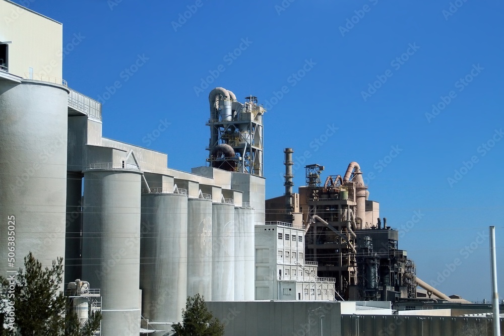 Instalaciones industriales de una cementera en un día soleado. Tuberías ...